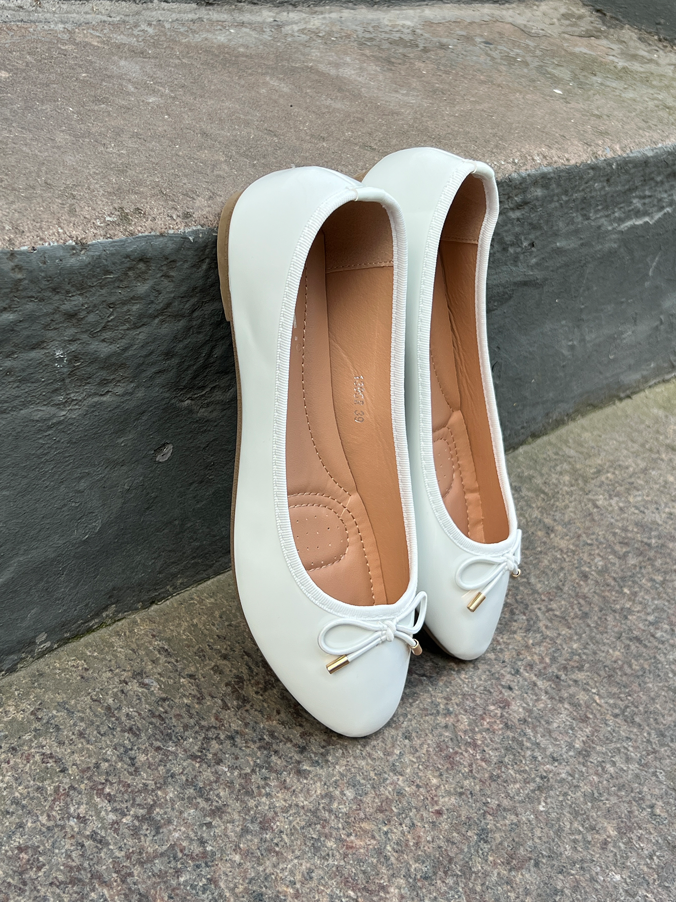 Preloved Sarah Shiny Ballerina - White